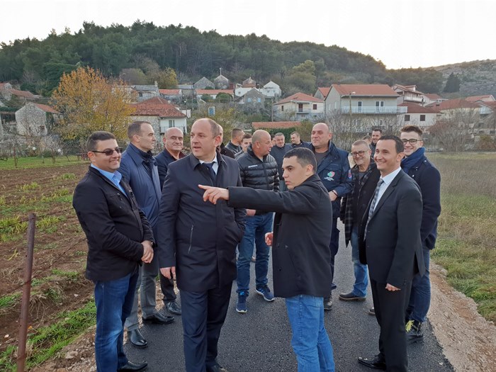 Asfaltiran put uz Pridvorački krak, 80 mještana dobilo prilaz kućama ...