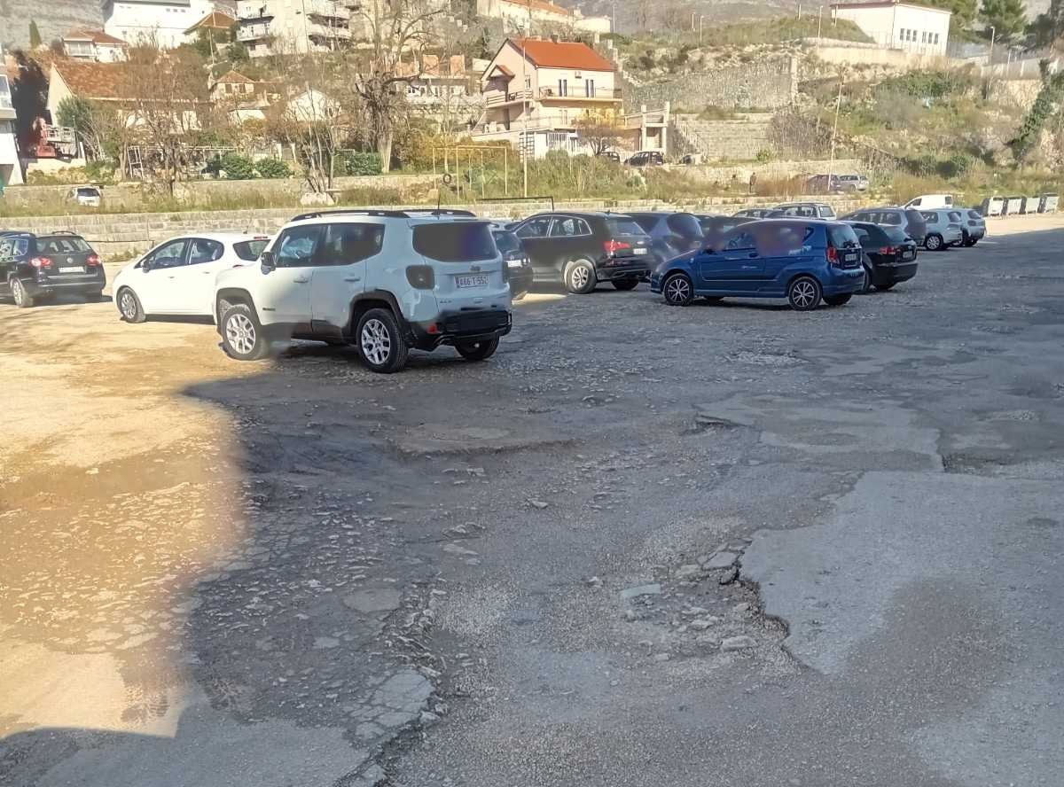 Parking u Sjevernom logoru u katastrofalnom stanju: Zaslužuje li da se ...